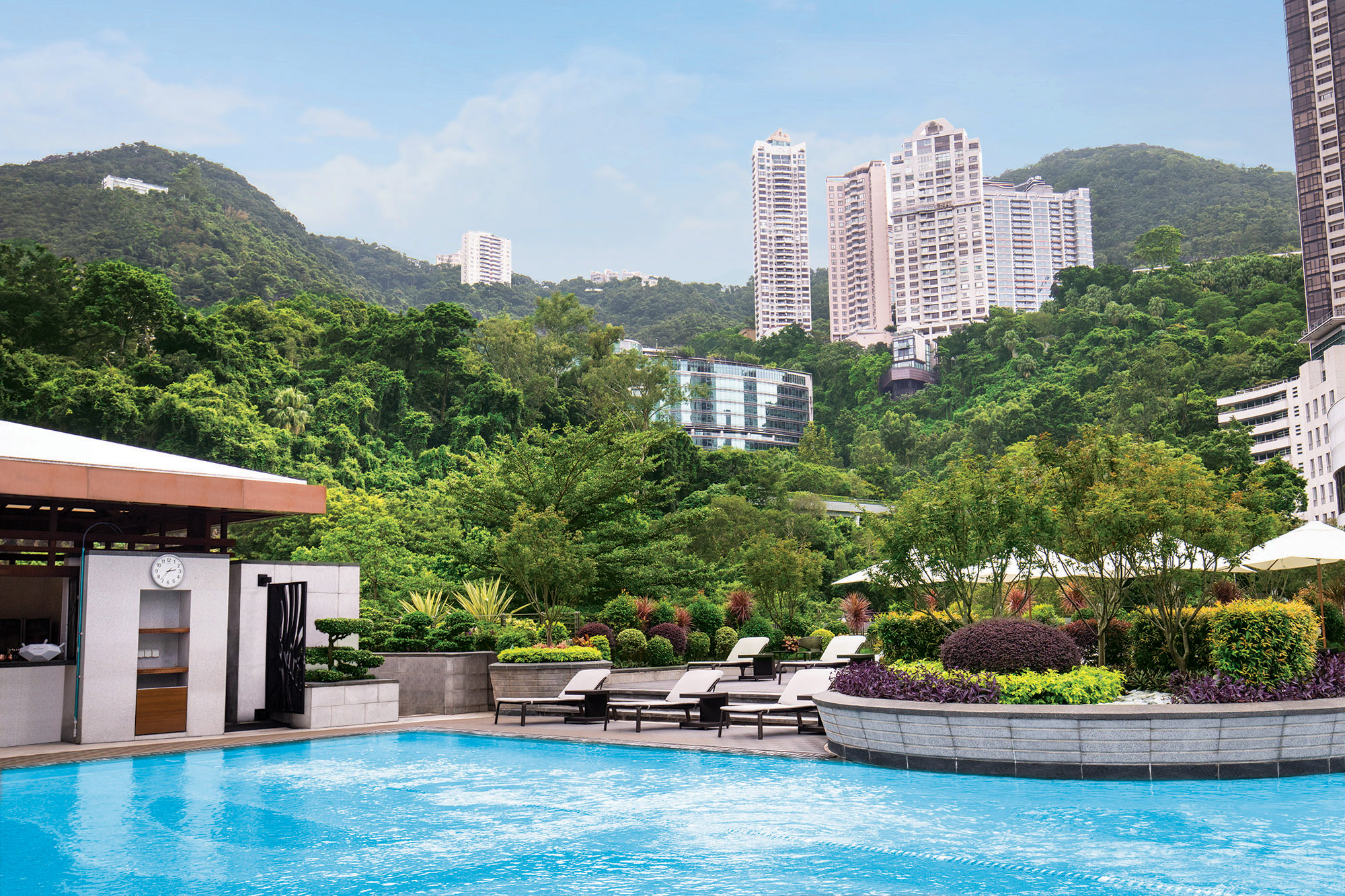 Fish Bar, Pool Lounge and Swimming Pool | JW Marriott Hotel Hong Kong